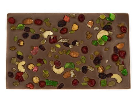 Молочный шоколад с орехами и ягодами 500г