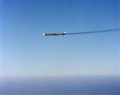 Вид слева крылатой ракеты воздушного базирования Agm 109 Tomahawk в