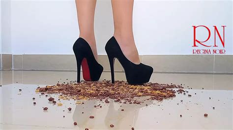 Copos De Maíz Destruyendo Con Botas De Tacones Altos En El Suelo Los
