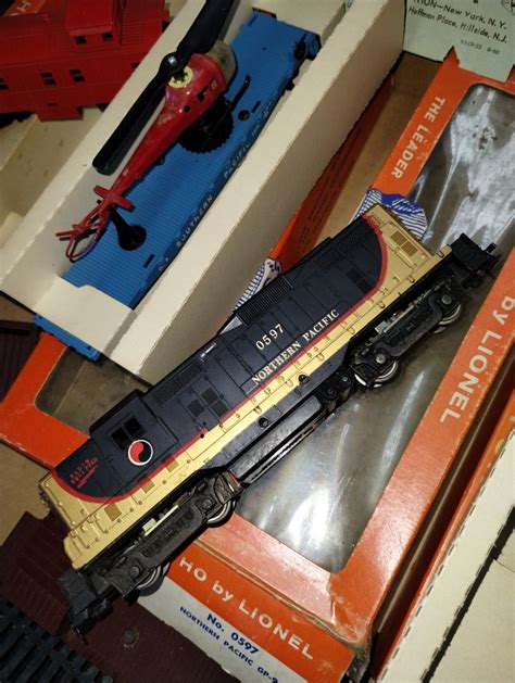 Early 1960s Lionel Train Set 14064 W Ho Scale Northern Pacific Gp 9