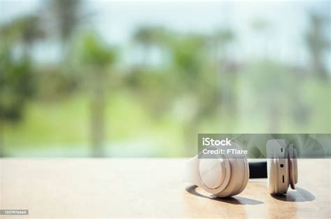 야자수 숲의 테이블에 헤드폰 여름 직업 음악을 듣습니다 개념 0명에 대한 스톡 사진 및 기타 이미지 0명 개념 개인 장식품 Istock