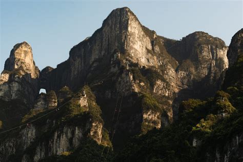 경치 경치가 좋은 고요한 환경 관광 동부 아시아 맑은 하늘 모험 무성한 녹지 바위 같은 지형 바위투성이의 산