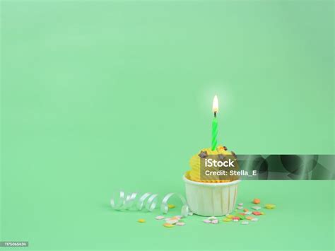 복사 공간 녹색 배경에 활 촛불과 달콤한 노란색 컵 케이크 생일 파티 배경 개념입니다 0명에 대한 스톡 사진 및 기타 이미지 0명 가정 생활 공휴일 Istock