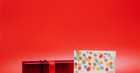 2021 4k Copy Space 개시 고등학교 졸업 교육 그리팅 카드 기념 대학 졸업 보여주다 빨간 리본 빨간색 배경 삽화 생생한 색상 선물 상자