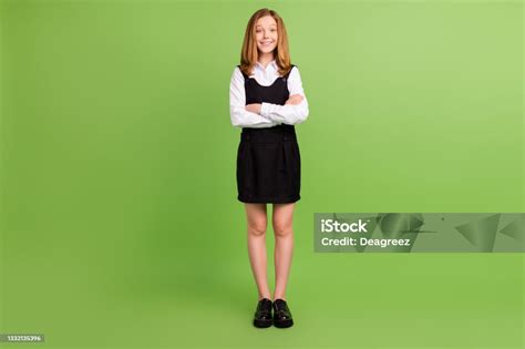 밝은 녹색 색상 배경에 고립 된 팔을 접은 꽤 쾌활한 소녀의 전체 길이 의 몸 크기 보기 교복에 대한 스톡 사진 및 기타 이미지 교복 교육 금발 머리 Istock
