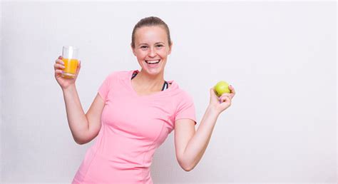 주스 한 잔과 사과 젊은 여 자가 들고 백인 여자는 행복 스포츠 스포츠 옷에서 소녀에에서 소녀는 웃 고 감정 덤벨에 대한 스톡 사진 및 기타 이미지 Istock
