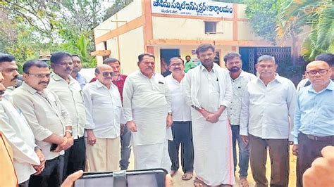 సొంత నేతల నోళ్లకూ తాళం Police Warnings To Ycp Dissident Leaders
