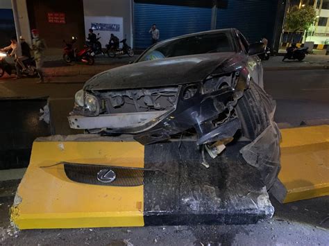 បុរសម្នាក់បានបើករថយន្តបុកទ្រូងផ្លូវបាក់៣កង់កល់ជាប់ទៅមុខលែងរួច សារព័ត៌មាន នគរវត្ត