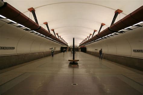 Девушка потеряла сознание и упала на рельсы метро в Москве