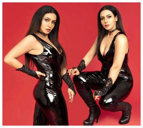 Nandini Rai బ్లాక్ క‌ల‌ర్‌ టైట్‌ఫిట్ డ్రెస్‌లో నందిని రాయ్ ప‌రువాలు