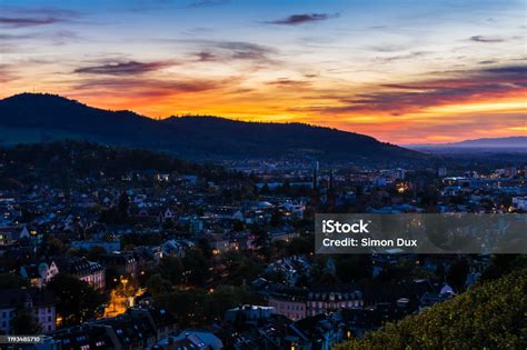 독일 프라이부르크 임 브리가우 도시 스카이 라인 도시 경관과 밤에 조명 주택 지붕 위의 공중 보기 를 통해 마법의 오렌지 하늘 0명에 대한 스톡 사진 및 기타 이미지