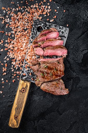 얇게 썬 구운 양고기 필레 스테이크 다리에서 양고기 고기 검은 배경입니다 상위 뷰 검은색에 대한 스톡 사진 및 기타 이미지
