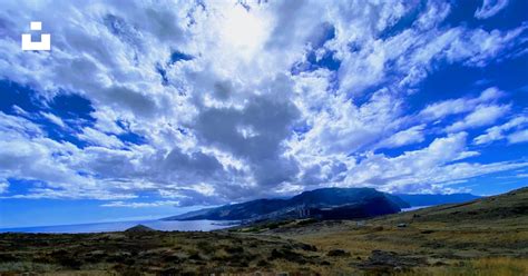 산을 배경으로 한 잔디밭 사진 Unsplash의 무료 마데이라 이미지