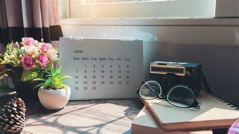 여행 계획 개념 주최자 플래너 책 데스크탑 노트북 캘린더 안경 및 오래된 필름 카메라 장소가 나무 책상에 놓아 여름에 휴가