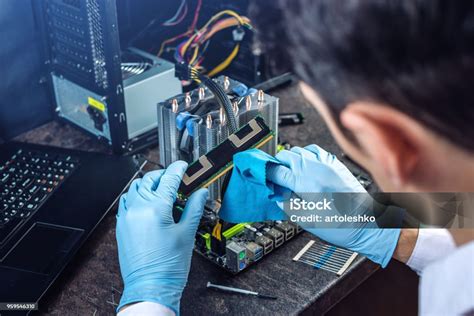 손에 장갑에 엔지니어 기술자 컴퓨터 실패를 검토 하 고 수리 마이크로칩의 개념 Cpu에 대한 스톡 사진 및 기타 이미지 Cpu 과학 기술자 Istock