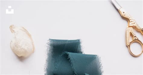 흰색 표면에 흑백 리본 사진 Unsplash의 무료 회색 이미지