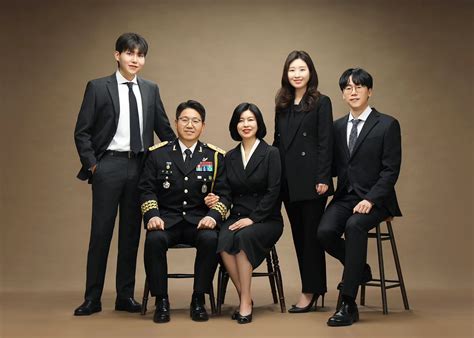 상상스튜디오 경찰 제복을 입고 가족사진을 찍을 때 멋지고 조화롭게 나올 수 있는 몇 가지 노하우를 상상스튜디오 알려드릴게요 1 의상 And 스타일링 팁 제복 관리