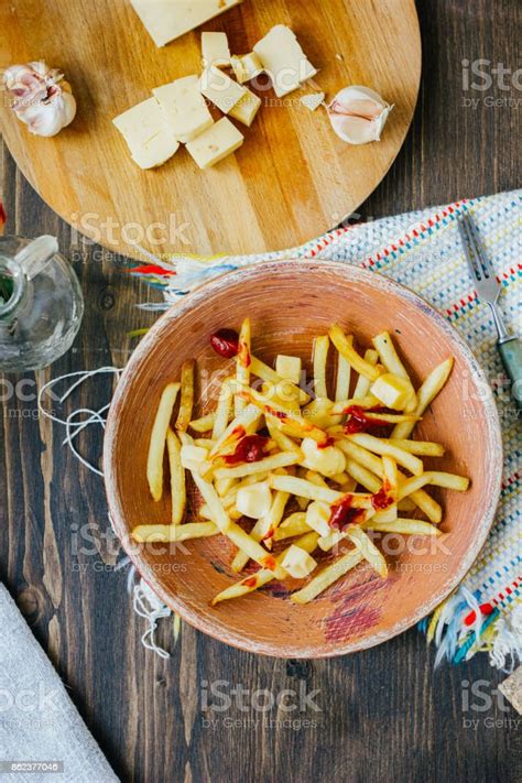 Poutine 검은 표면에 감자 튀김 감자 치즈와 소스와 함께 캐나다 요리입니다 0명에 대한 스톡 사진 및 기타 이미지 0명 감자 요리 검은색 Istock