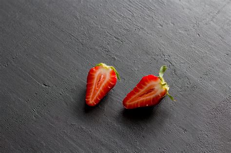 두 개의 반쪽 딸기 검은 어두운 콘크리트 배경에 빨간색 아름 다운 딸기 클로즈업을 잘라 맨 위 뷰 텍스트의 공간을 복사 합니다 과일 성애 0명에 대한 스톡 사진 및 기타