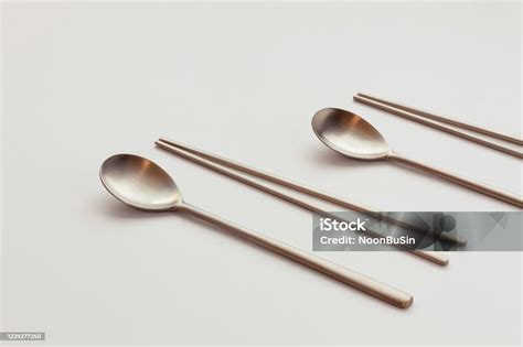 한국의 고품질 황동 식기 숟가락과 젓가락은 흰색 배경에 고립 젓가락에 대한 스톡 사진 및 기타 이미지 젓가락 숟가락 금 금속 Istock