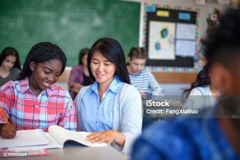 다양한 교실에서 흑인 인종 십대 학생을 돕는 일본어 교사 학생에 대한 스톡 사진 및 기타 이미지 학생 교사 교육 관련 직업 지원 Istock