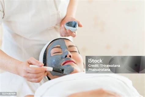 페이스 스킨 케어 미용사에게 얼굴 절차를 수행하는 여성 젊은 여성이 스파 살롱에서 얼굴을 가리는 다 얼굴 마스크를하고 미용사 20 24세에 대한 스톡 사진 및 기타 이미지