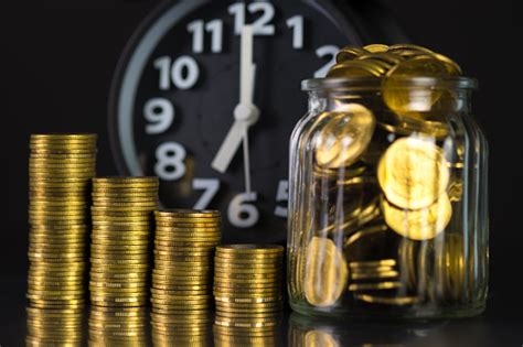 유리 항아리 병에 동전과 어두운 룸 비즈니스 금융 개념에 알람 시계와 함께 스택 동전 가득 찬에 대한 스톡 사진 및 기타 이미지 가득 찬 경영자 경제 Istock