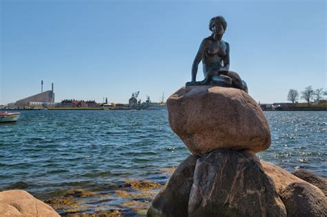 인어 공주 동상 코펜하겐 프리미엄 사진