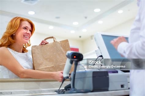 무선 결제 스마트폰 및 Nfc 기술을 사용 하 여입니다 닫습니다 여성 고객은가 게에서 스마트폰으로 지불입니다 쇼핑을 닫습니다 Brand Name Mobile Payment에