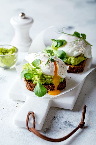 건강한 아침 식사 으깬 아보카도 토스트와 통곡물 빵 데친 달걀 옥수수 샐러드 완두콩 새싹 어린양 잎 상추에 대한 스톡 사진 및 기타 이미지 Istock