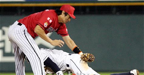 [md포토] 이종욱 가랑이 사이로 도루