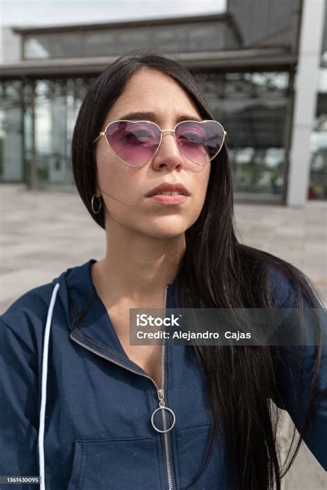 길고 직선적이며 검은 머리를 가진 젊은 라틴 여성의 얼굴은 캐주얼 재킷과 현대적인 안경 라이프 스타일 아름다움 및 패션을 착용합니다 개인 장식품에 대한 스톡 사진 및 기타