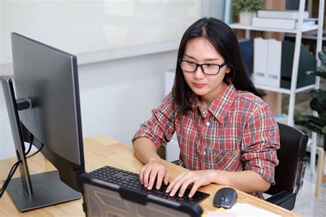Programmer Dan Tim Pengembang Sedang Coding Dan Mengembangkan Perangkat
