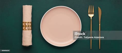 포크와 나이프가 있는 접시 골드 칼 붙이 진한 녹색 배경 평면도 축 하 장소 설치 베이 지 패브릭 냅킨 고급 레스토랑의 식탁 메뉴 템플릿 플랫 레이 배너 디자인 0명에 대한