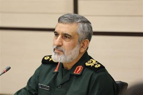 ببینید تصاویری جالب از بازی کردن شهید حاجی‌زاده با نوه‌اش خبرآنلاین