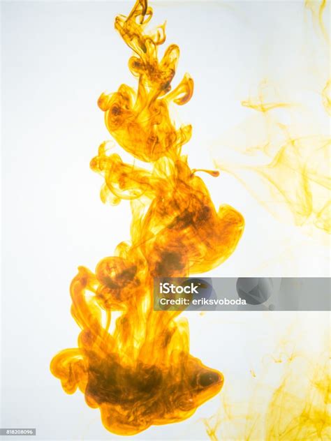 흰색 바탕에 물에 잉크 소용돌이 친다 물에 페인트 얼룩입니다 물 근접에 있는 컬러 잉크의 방울은 부드러운 보급 추상적인