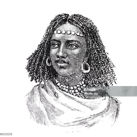 곱슬곱슬한 머리와 보석을 가진 젊은 흑인 여성이 옆으로 유쾌하게 보고 있다 초상화 이마 보석 귀걸이 목걸이 흰색 배경 1890