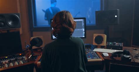 Albym 가수 건전한 엔지니어 기술 녹음 녹음 실 뒷모습 디지털 마이크로폰 모니터 믹서 믹싱 믹싱 콘솔 믹싱 패널 방음의 밴드 보드 볼륨