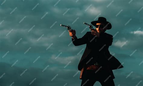 와일드 웨스트 총 빈티지 권총 Revo와 잘 생긴 잔인 한 서부 남자 보안관을 촬영하는 미국 카우보이 프리미엄 사진