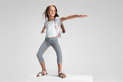 백인 유치원 소녀는 흰색 스튜디오 배경 에 고립 된 큰 상자에 서 복사 공간을 참조하십시오 어린 시절 교육 감정 개념 6 7 살에 대한 스톡 사진 및 기타 이미지 Istock