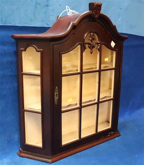 Lot SMALL WALL DISPLAY CABINET