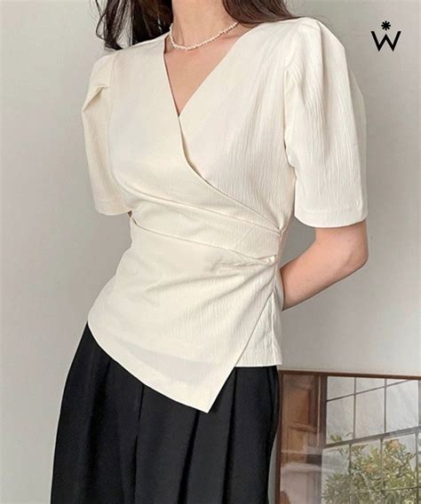 위시드 V넥 언발 핀턱 랩 숄더 퍼프 블라우스 Wiaabl174