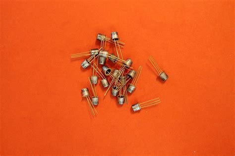 Transistors silicon KT3102A analogue 2N4123, BC107AP, BC182A, BC183A ...