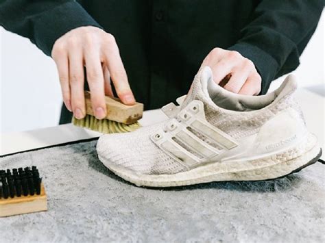 Проста та дієва суміш яка допоможе тримати біле взуття завжди в ідеальному стані