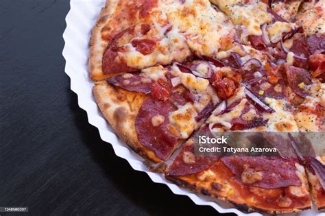 종이 접시에 살라미와 치즈를 곁들인 피자 조각 검은 색 나무 테이블 공간을 복사합니다 텍스트의 빈 장소입니다 0명에 대한 스톡 사진 및 기타 이미지 Istock
