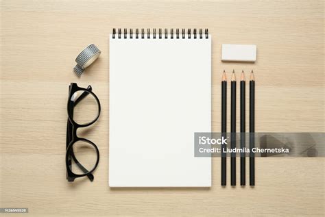 나무 테이블에 빈 스케치북이있는 평평한 배치 텍스트를 위한 공간 0명에 대한 스톡 사진 및 기타 이미지 0명 개인 장식품 개체 그룹 Istock