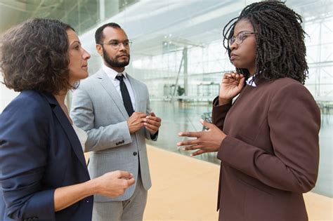 파트너에게 프로젝트 세부 사항을 설명하는 아프리카계 미국인 관리자 개념에 대한 스톡 사진 및 기타 이미지 개념 경영자 계획 Istock
