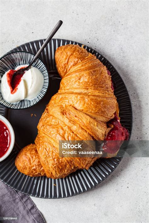 크림과 베리 잼이 있는 신선한 크루아상과 그레이 플레이트 탑 뷰 맛있는 아침 식사 컨셉 0명에 대한 스톡 사진 및 기타 이미지 Istock