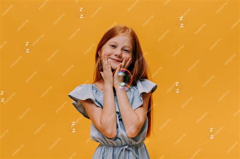 Милая очаровательная маленькая девочка в голубом джинсовом платье ...