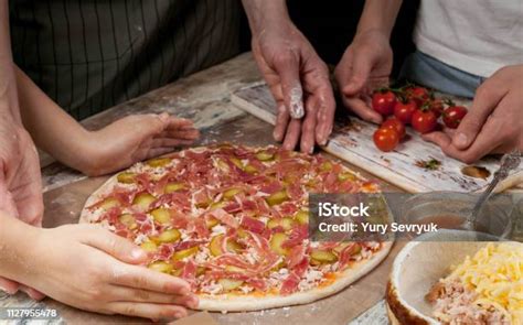 엄마와 그녀의 아이 부엌에 야채와 햄 맛 있는 수 제 피자를 준비합니다 사람들의 손 클로즈업 가정 생활에 대한 스톡 사진 및 기타 이미지 Istock